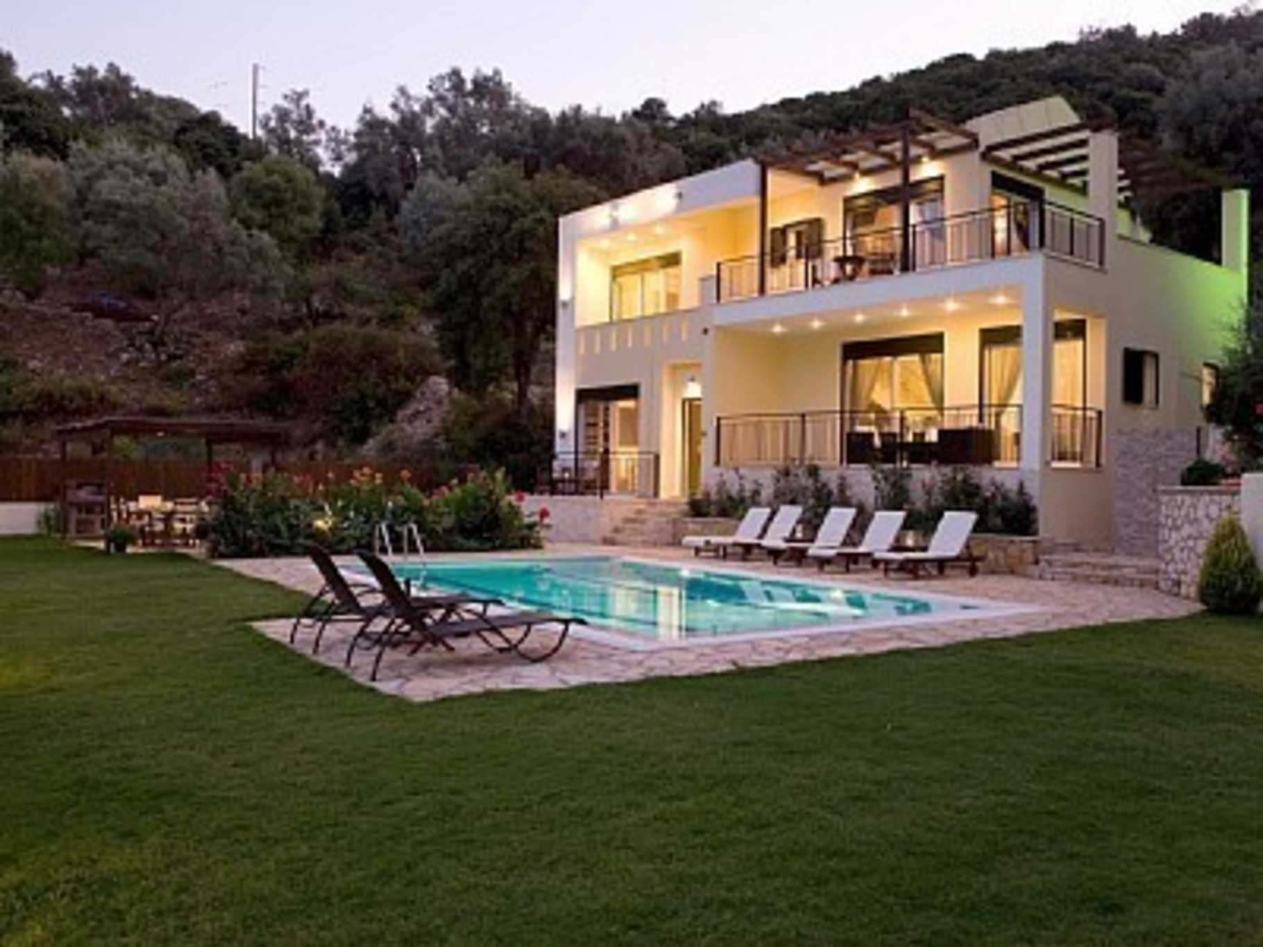 Elegant villa with beautiful views and private pool, 100 m from