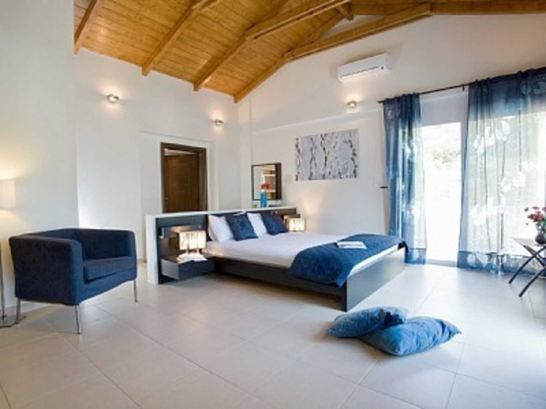 Elegant villa with beautiful views and private pool, 100 m from