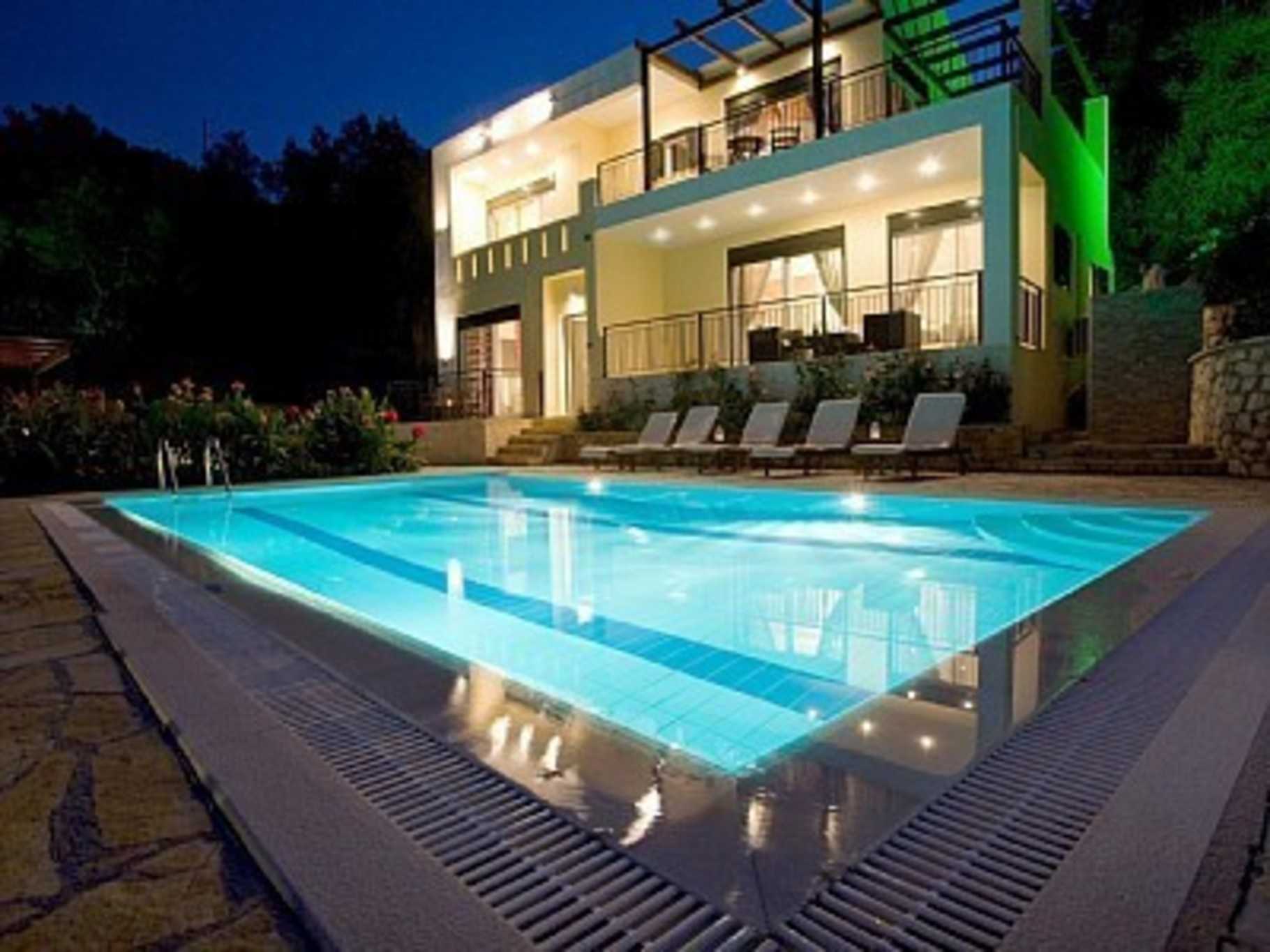 Elegant villa with beautiful views and private pool, 100 m from
