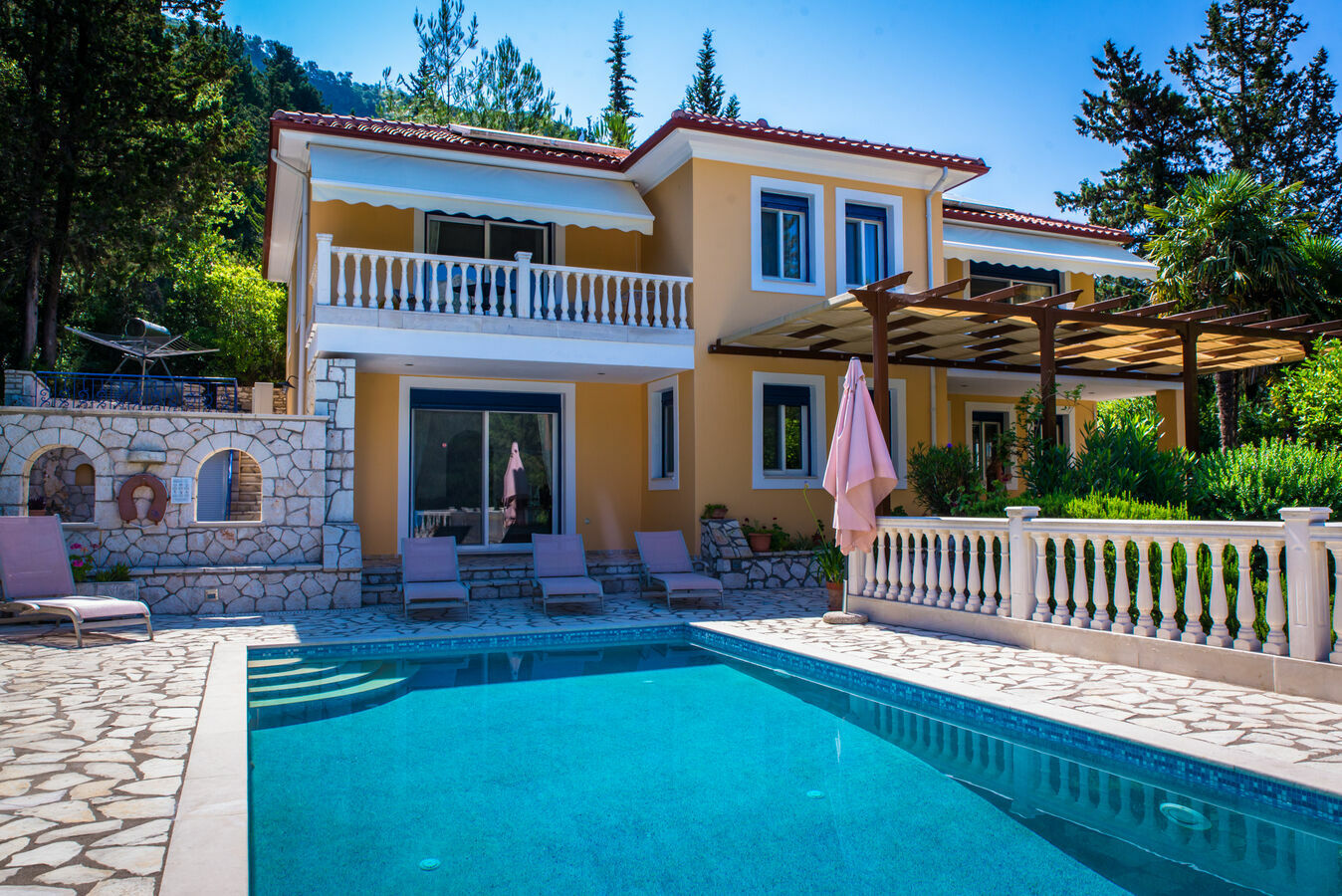 Secluded 3-4 bedroom waterside Villa Eleanor Geni + private pool