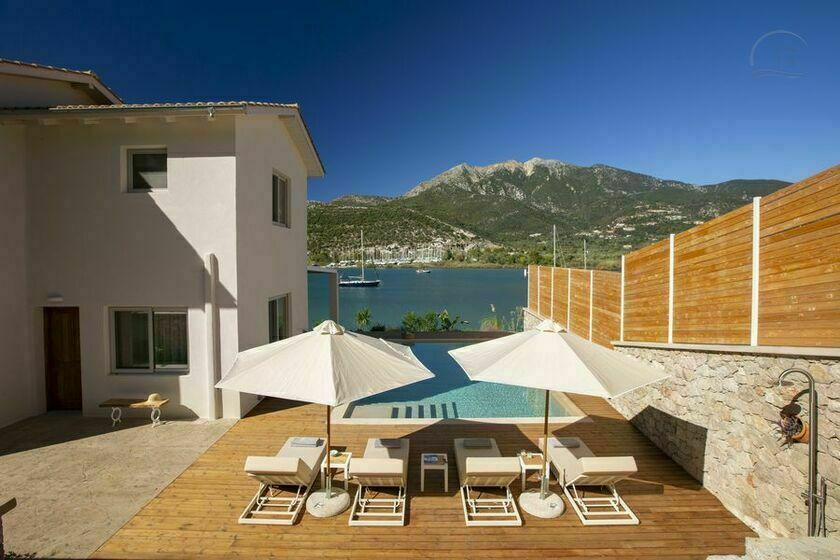 Villa Unalome – Seafront Luxury in the Picturesque Bay of Vlicho in