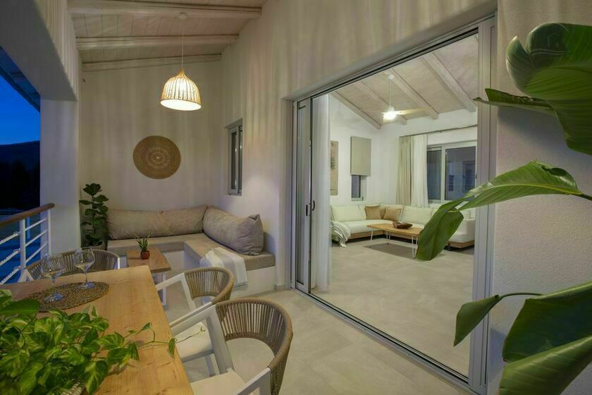 Villa Unalome – Seafront Luxury in the Picturesque Bay of Vlicho in