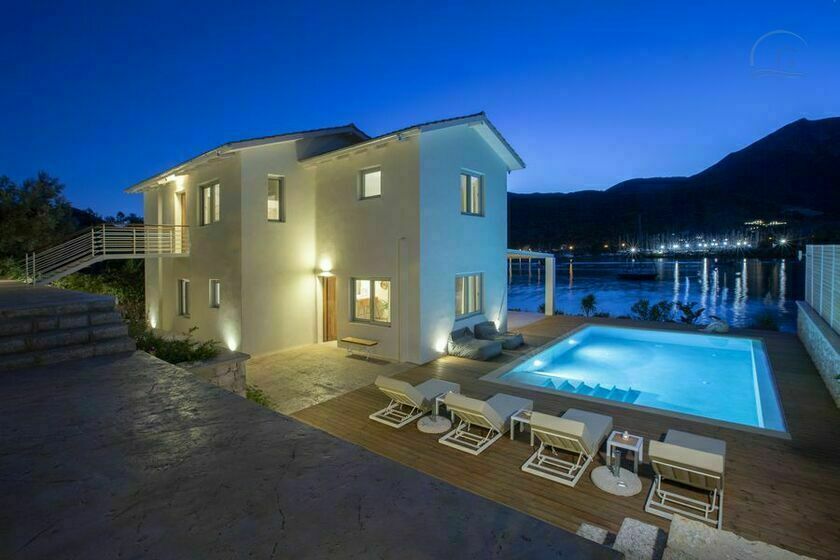Villa Unalome – Seafront Luxury in the Picturesque Bay of Vlicho in