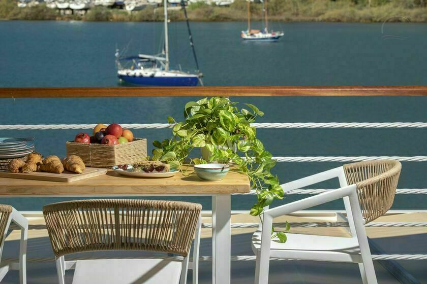 Villa Unalome – Seafront Luxury in the Picturesque Bay of Vlicho in