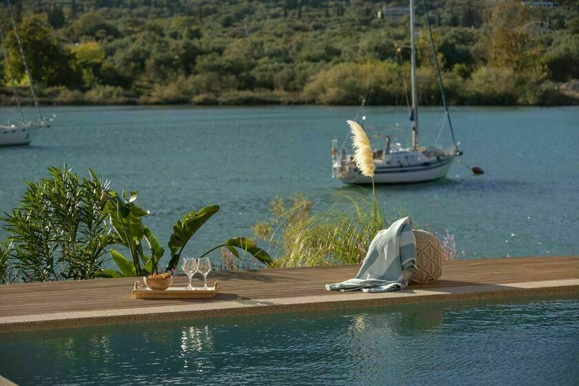 Villa Unalome – Seafront Luxury in the Picturesque Bay of Vlicho in