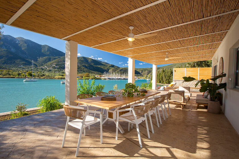 Villa Unalome – Seafront Luxury in the Picturesque Bay of Vlicho in