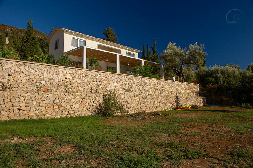 Villa Unalome – Seafront Luxury in the Picturesque Bay of Vlicho in