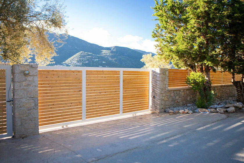 Villa Unalome – Seafront Luxury in the Picturesque Bay of Vlicho in